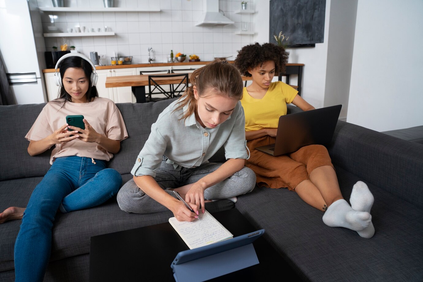 Navigating Screen Time: Setting Healthy Boundaries for Teenagers in the ...